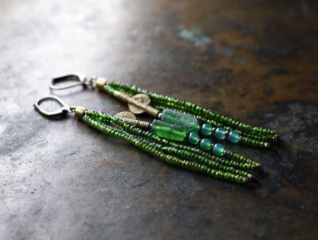 グリーンシードビーズ、ローマングラスとグリーン瑪瑙、アフリカンブラス、oldオリッサブラスの4連ピアス | iichi 日々の暮らしを心地よくするハンドメイドやアンティークのマーケットプレイス