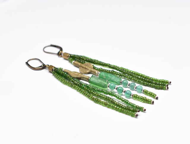 グリーンシードビーズ、ローマングラスとグリーン瑪瑙、アフリカンブラス、oldオリッサブラスの4連ピアス | iichi 日々の暮らしを心地よくするハンドメイドやアンティークのマーケットプレイス