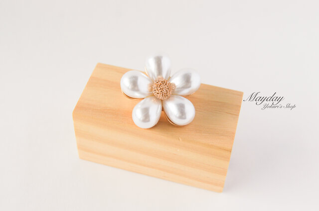 『月明かりに煌めくパールの五ビラ花ブローチ』 | iichi 日々の暮らしを心地よくするハンドメイドやアンティークのマーケットプレイス