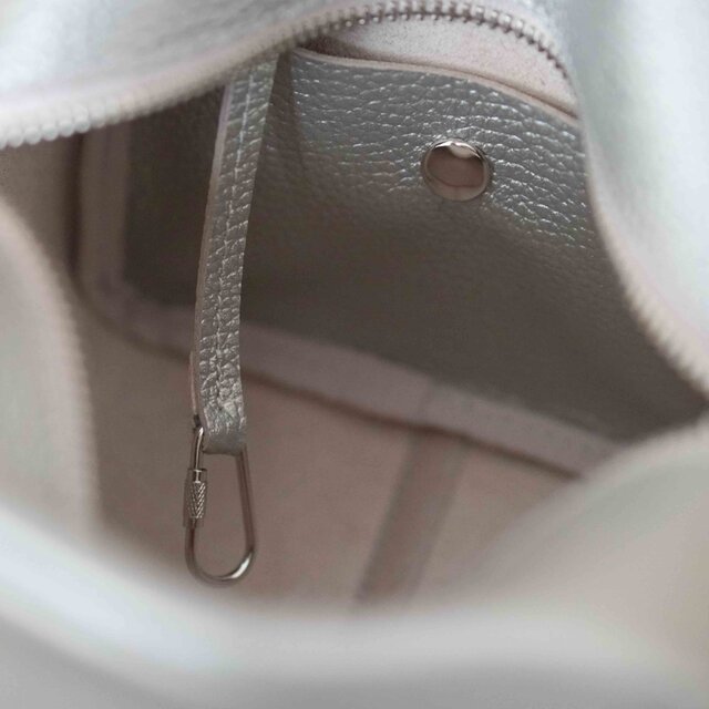 クリスタルシルバーシュリンクレザー・キューブポシェット 2WAY機能・内装キーホルダー付き | iichi 日々の暮らしを心地よくするハンドメイドやアンティークのマーケットプレイス