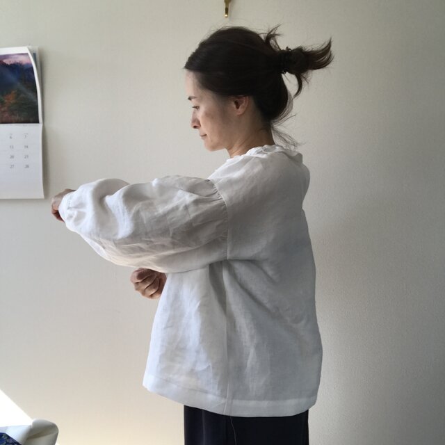 ホワイトリネンのゆったりブラウス（o-to-131) | iichi 日々の暮らしを心地よくするハンドメイドやアンティークのマーケットプレイス