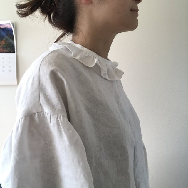 ホワイトリネンのゆったりブラウス（o-to-131) | iichi 日々の暮らしを心地よくするハンドメイドやアンティークのマーケットプレイス