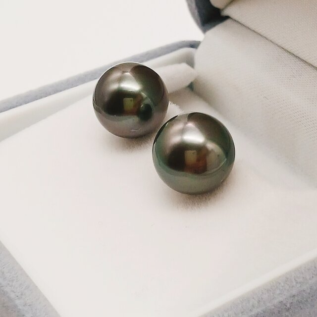 K14WG南洋黒蝶真珠ピアス（9－418） | iichi 日々の暮らしを心地よくするハンドメイドやアンティークのマーケットプレイス