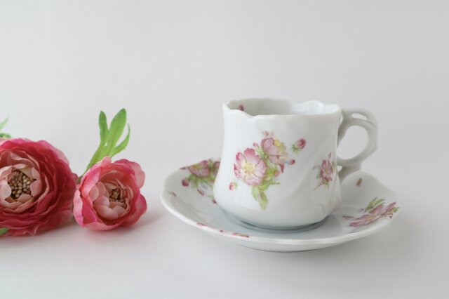 ワイルドローズのカップ＆ソーサー | iichi 日々の暮らしを心地よくするハンドメイドやアンティークのマーケットプレイス