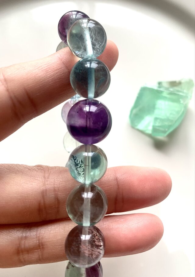 フローライトとファントムアメジストのブレスレット | iichi 日々の暮らしを心地よくするハンドメイドやアンティークのマーケットプレイス