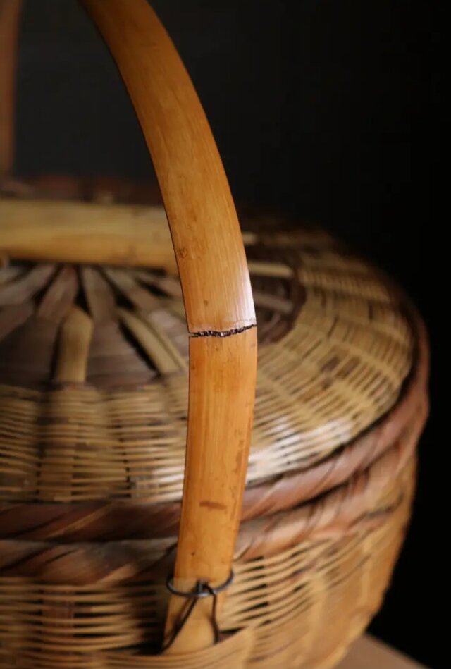 №023 脚付き竹籠/蓋付き籠/編籠/古道具/収納籠/古雑貨/ナチュラルインテリア/アンティーク | iichi 日々の暮らしを心地よくするハンドメイドやアンティークのマーケットプレイス