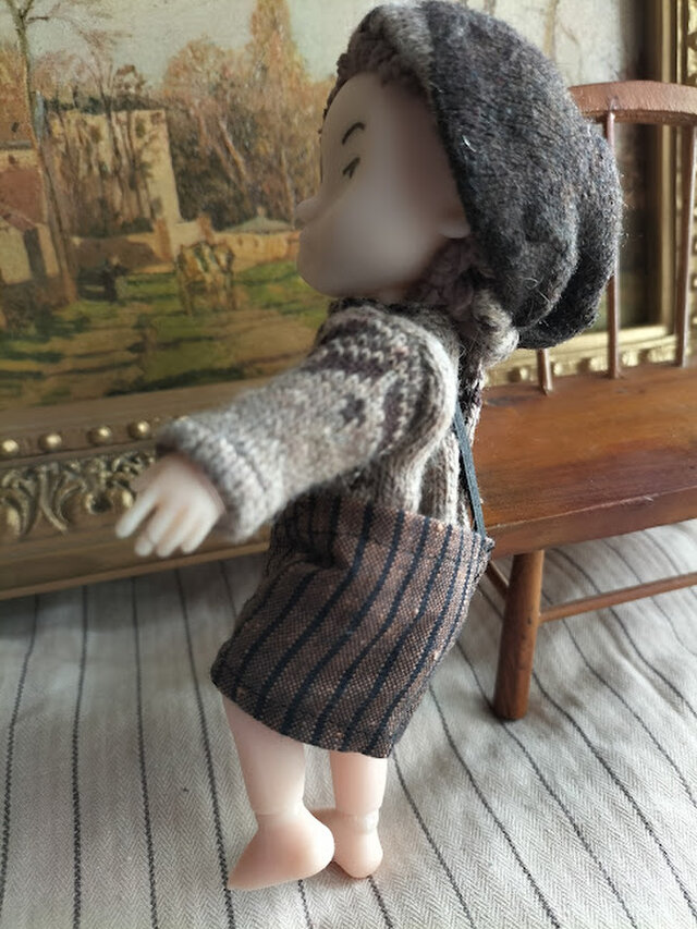 背丈15cm 男の子セリアドールと服 B ベージュセーターとサスペンダーパンツ | iichi 日々の暮らしを心地よくするハンドメイドやアンティークのマーケットプレイス