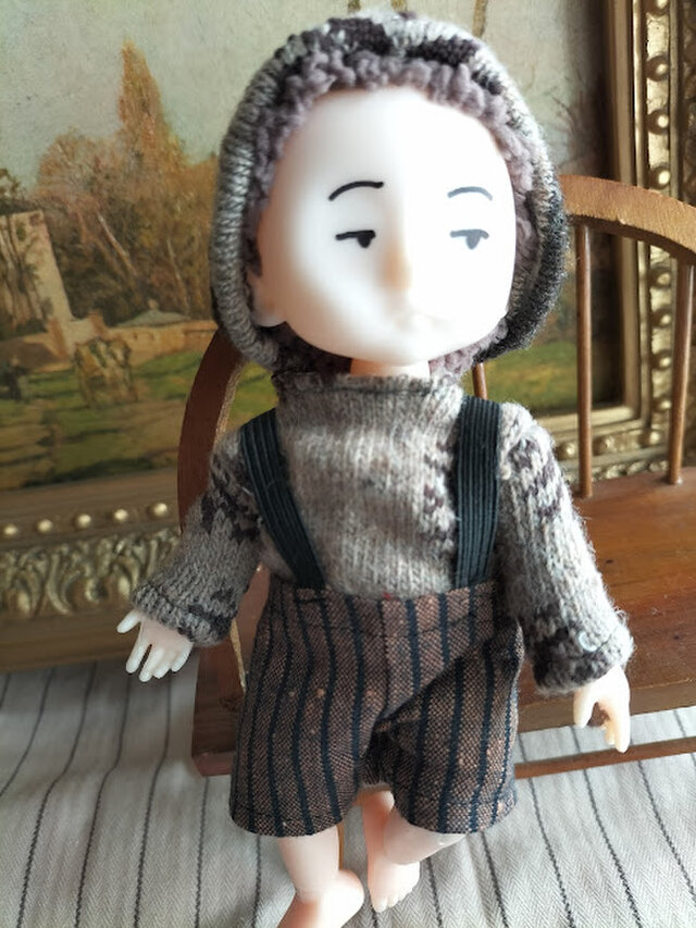 背丈15cm 男の子セリアドールと服 B ベージュセーターとサスペンダーパンツ | iichi 日々の暮らしを心地よくするハンドメイドやアンティークのマーケットプレイス