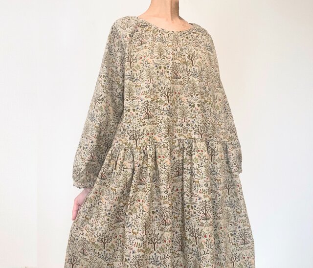 冬支度の森＊あったかコーデュロイの長袖ワンピース＊キツネ小鳥ハリネズミ アライグマ ツリー＊草花柄＊綿100％＊ダークネイビー | iichi 日々の暮らしを心地よくするハンドメイドや ...