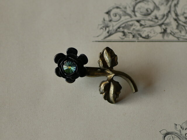 ノワールフラワーブローチ フランスヴィンテージ ブロカントのある暮らし | iichi 日々の暮らしを心地よくするハンドメイドやアンティークのマーケットプレイス