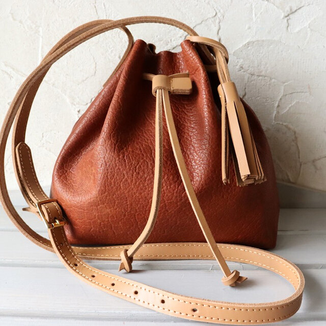 【期間限定】 巾着レザーバッグ M ショルダー 兼用 天然革 ハンドメイド10252 | iichi 日々の暮らしを心地よくするハンドメイドやアンティークのマーケットプレイス