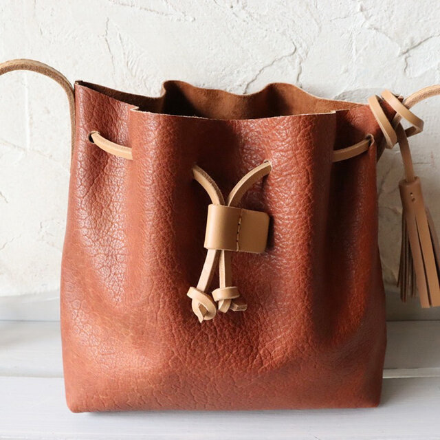 【期間限定】 巾着レザーバッグ M ショルダー 兼用 天然革 ハンドメイド10252 | iichi 日々の暮らしを心地よくするハンドメイドやアンティークのマーケットプレイス