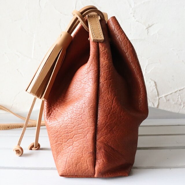 【期間限定】 巾着レザーバッグ M ショルダー 兼用 天然革 ハンドメイド10252 | iichi 日々の暮らしを心地よくするハンドメイドやアンティークのマーケットプレイス