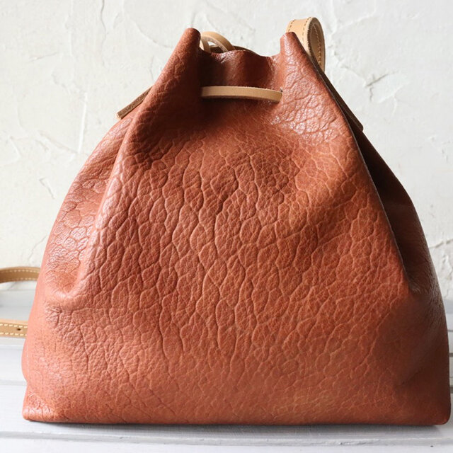 【期間限定】 巾着レザーバッグ M ショルダー 兼用 天然革 ハンドメイド10252 | iichi 日々の暮らしを心地よくするハンドメイドやアンティークのマーケットプレイス