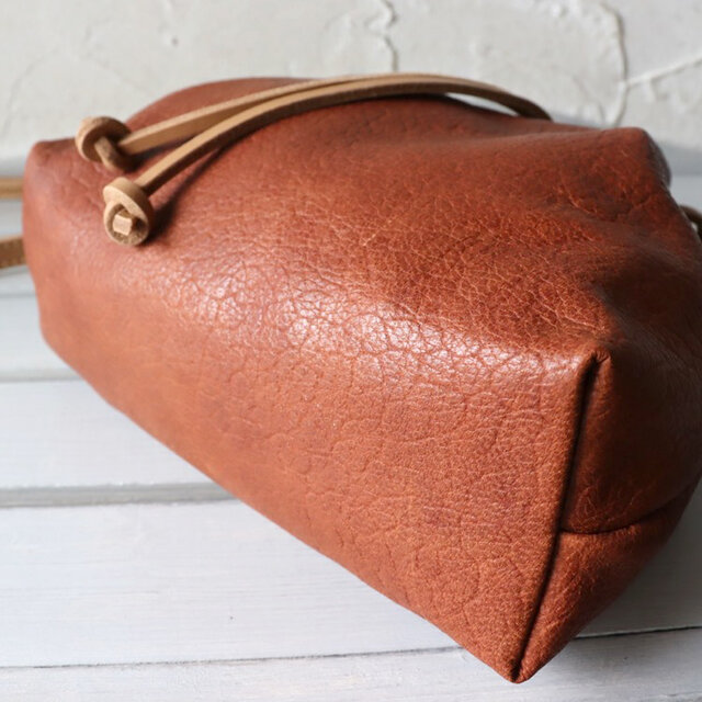 【期間限定】 巾着レザーバッグ M ショルダー 兼用 天然革 ハンドメイド10252 | iichi 日々の暮らしを心地よくするハンドメイドやアンティークのマーケットプレイス