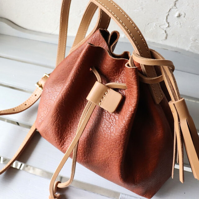 【期間限定】 巾着レザーバッグ M ショルダー 兼用 天然革 ハンドメイド10252 | iichi 日々の暮らしを心地よくするハンドメイドやアンティークのマーケットプレイス