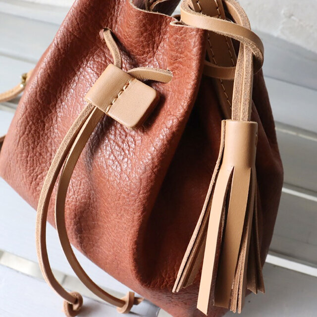 【期間限定】 巾着レザーバッグ M ショルダー 兼用 天然革 ハンドメイド10252 | iichi 日々の暮らしを心地よくするハンドメイドやアンティークのマーケットプレイス