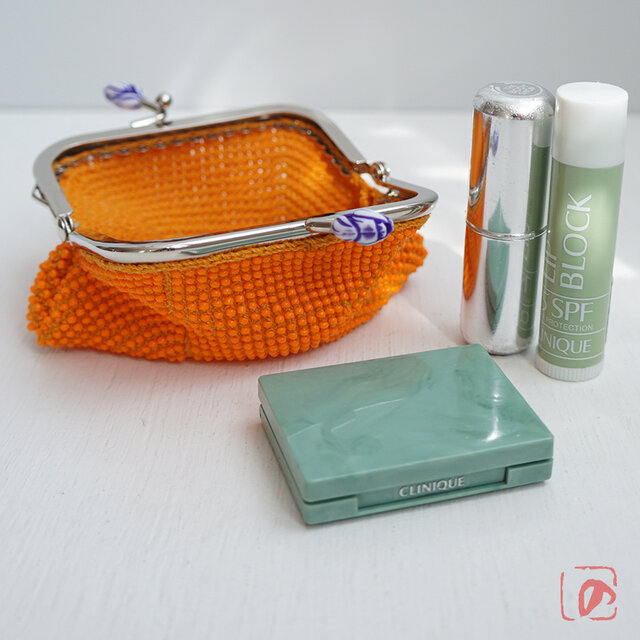 ばあば作♩シードビーズのスクエアがま口（Negrita Double・1985） | iichi 日々の暮らしを心地よくするハンドメイドやアンティークのマーケットプレイス