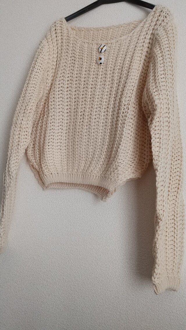 金色デザインのボタン2粒♪ざっくりニット☆☆（オフホワイト） | iichi 日々の暮らしを心地よくするハンドメイドやアンティークのマーケットプレイス