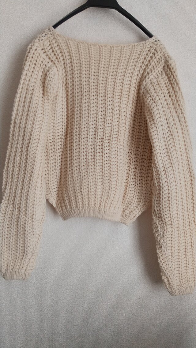 金色デザインのボタン2粒♪ざっくりニット☆☆（オフホワイト） | iichi 日々の暮らしを心地よくするハンドメイドやアンティークのマーケットプレイス