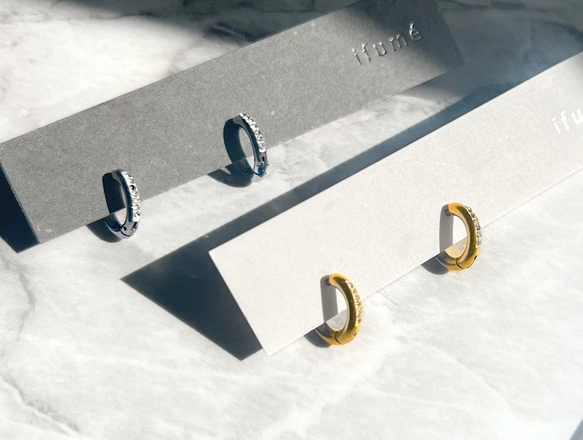 【ifumé】小さなラインストーン付ワンタッチフープピアス サージカルステンレス シルバー 内径8mm | iichi 日々の暮らしを心地よくするハンドメイドやアンティークのマーケットプレイス