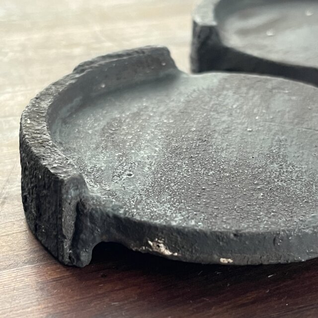 陶匣(小 8㎝) 黒釉&黒錆釉 (other side screen) No.1、2 | iichi 日々の暮らしを心地よくするハンドメイドやアンティークのマーケットプレイス