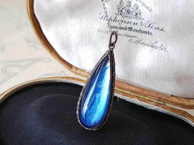 アンティーク モルフォ蝶 Silver925製Tear-Drop（約36×14.5㎜）ネックレス | iichi 日々の暮らしを心地よくするハンドメイドやアンティークのマーケットプレイス