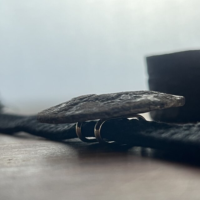 帯留(陶匣) 黒釉&黒泥彩「round on maru tutu」No.2、(No.1sold) | iichi 日々の暮らしを心地よくするハンドメイドやアンティークのマーケットプレイス