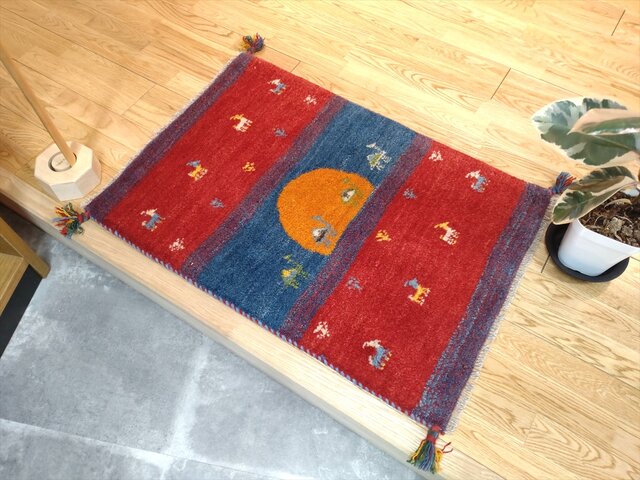 秋の目玉品】ペルシャ ギャッベ 玄関マット 88×60cm 茜色 青色 夕焼け 風景 | iichi 日々の暮らしを心地よくするハンドメイドやアンティークのマーケットプレイス