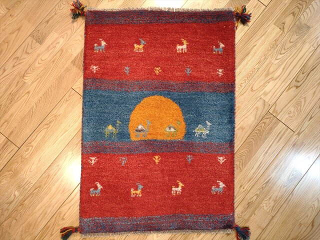 秋の目玉品】ペルシャ ギャッベ 玄関マット 88×60cm 茜色 青色 夕焼け 風景 | iichi 日々の暮らしを心地よくするハンドメイドやアンティークのマーケットプレイス