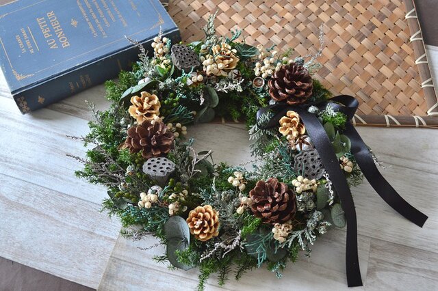 【送料半額キャンペーン】エバーグリーンのクリスマスwreath | iichi 日々の暮らしを心地よくするハンドメイドやアンティークのマーケットプレイス