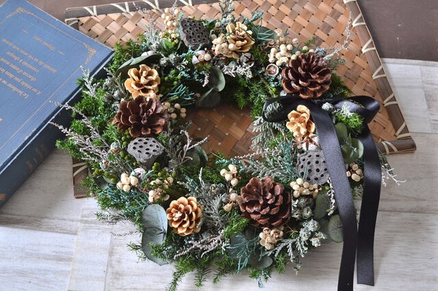 【送料半額キャンペーン】エバーグリーンのクリスマスwreath | iichi 日々の暮らしを心地よくするハンドメイドやアンティークのマーケットプレイス
