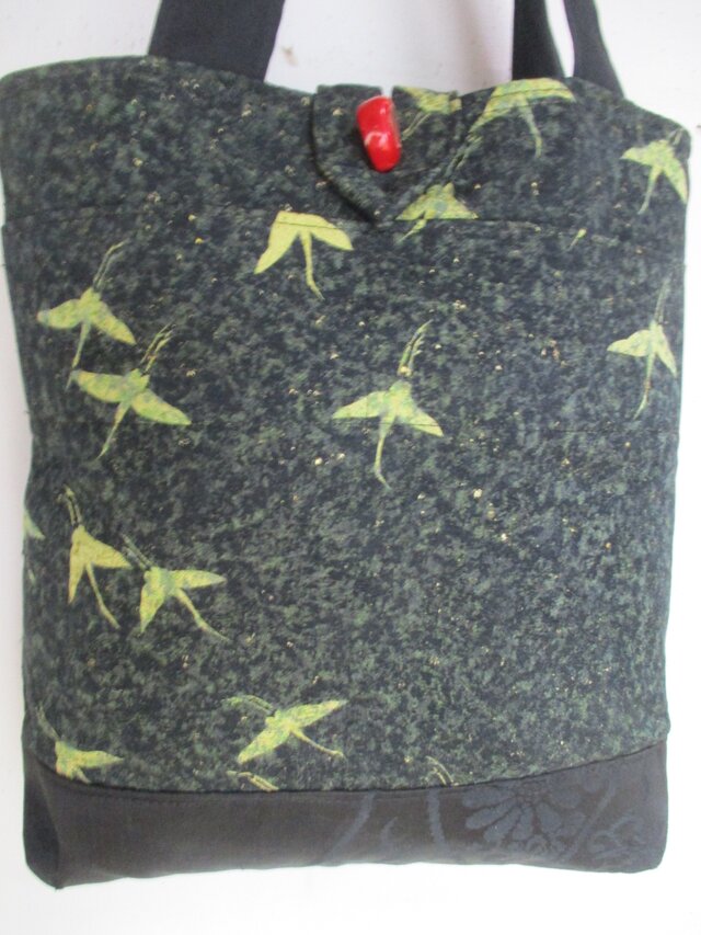 7438 鶴柄の着物で作った手提げ袋 #送料無料 | iichi 日々の暮らしを心地よくするハンドメイドやアンティークのマーケットプレイス