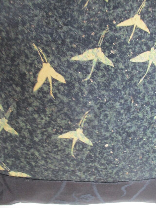 7438 鶴柄の着物で作った手提げ袋 #送料無料 | iichi 日々の暮らしを心地よくするハンドメイドやアンティークのマーケットプレイス