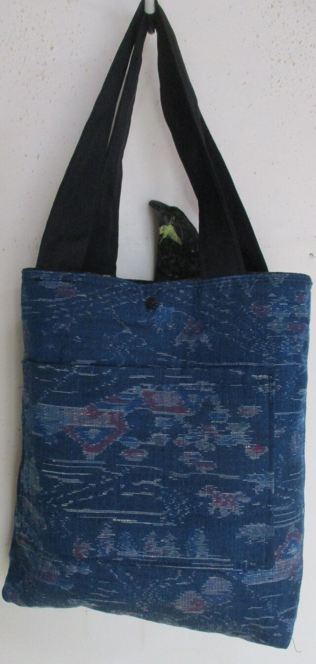 7438 鶴柄の着物で作った手提げ袋 #送料無料 | iichi 日々の暮らしを心地よくするハンドメイドやアンティークのマーケットプレイス