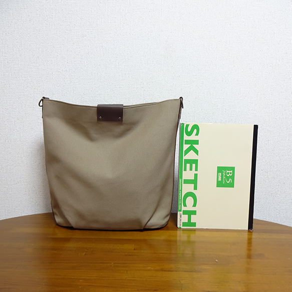 帆布の楕円底ショルダーバッグ（モカベージュ）2WAY ハンドル付き | iichi 日々の暮らしを心地よくするハンドメイドやアンティークのマーケットプレイス