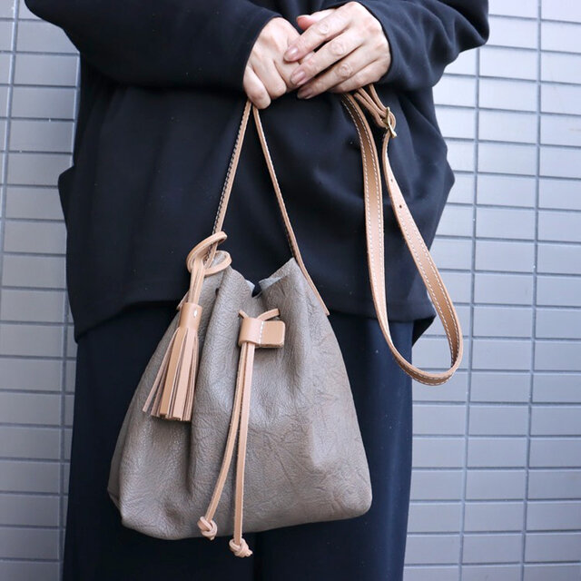 【期間限定】巾着レザーバッグ M ショルダー 兼用 天然革 ハンドメイド10285 | iichi 日々の暮らしを心地よくするハンドメイドやアンティークのマーケットプレイス