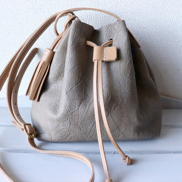 【期間限定】巾着レザーバッグ M ショルダー 兼用 天然革 ハンドメイド10285 | iichi 日々の暮らしを心地よくするハンドメイドやアンティークのマーケットプレイス