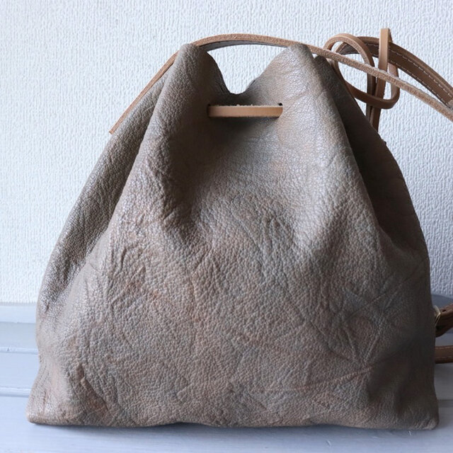 【期間限定】巾着レザーバッグ M ショルダー 兼用 天然革 ハンドメイド10285 | iichi 日々の暮らしを心地よくするハンドメイドやアンティークのマーケットプレイス