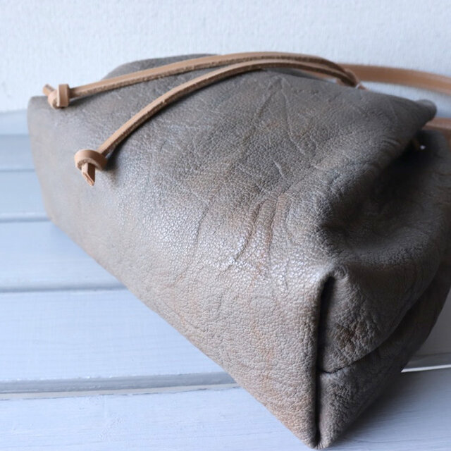 【期間限定】巾着レザーバッグ M ショルダー 兼用 天然革 ハンドメイド10285 | iichi 日々の暮らしを心地よくするハンドメイドやアンティークのマーケットプレイス