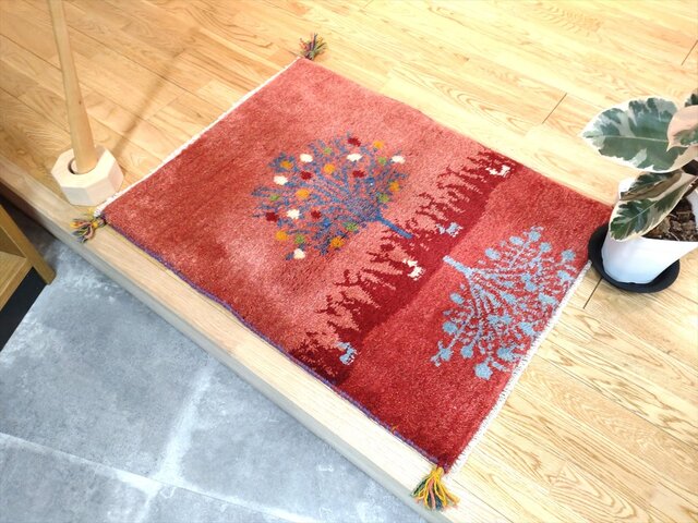 ペルシャ ギャッベ 玄関マット 85x64cm ザクロの木 桃色 青色 夕方から夜の風景 | iichi 日々の暮らしを心地よくするハンドメイドやアンティークのマーケットプレイス