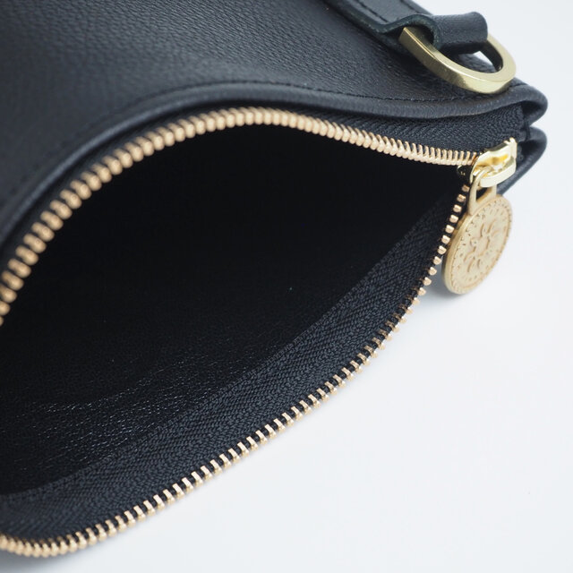 ファスナー ポシェット（トイプードル / デッサンseries）モノクロ 本革 スマホ ミニショルダー バッグ | iichi 日々の暮らしを心地よくするハンドメイドやアンティークのマーケットプレイス