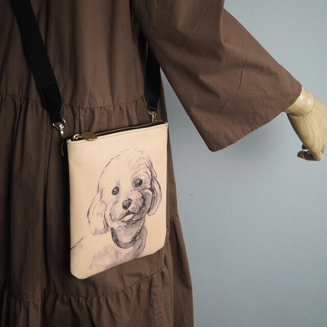 ファスナー ポシェット（トイプードル / デッサンseries）モノクロ 本革 スマホ ミニショルダー バッグ | iichi 日々の暮らしを心地よくするハンドメイドやアンティークのマーケットプレイス