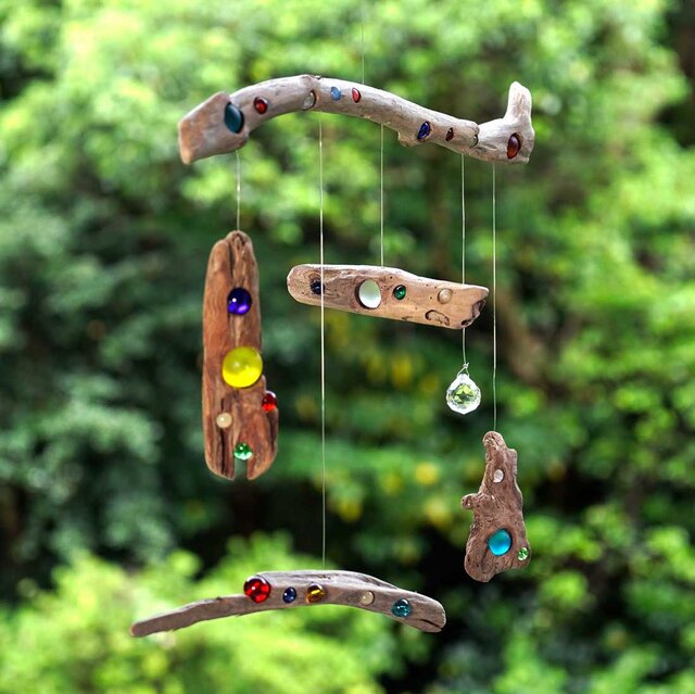 お部屋の中に太陽を 流木とサンキャッチャー&モビール 窓の装飾 ガラス玉 クリスタルプリズム ビーチスタイル 26 | iichi 日々の暮らしを心地よくするハンドメイドやアンティークの ...