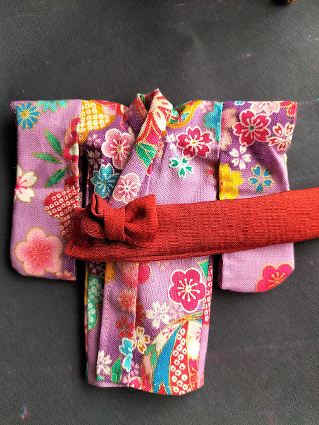 背丈15cm セリアドールの着物（6）（藤色の地に古典花柄） | iichi 日々の暮らしを心地よくするハンドメイドやアンティークのマーケットプレイス