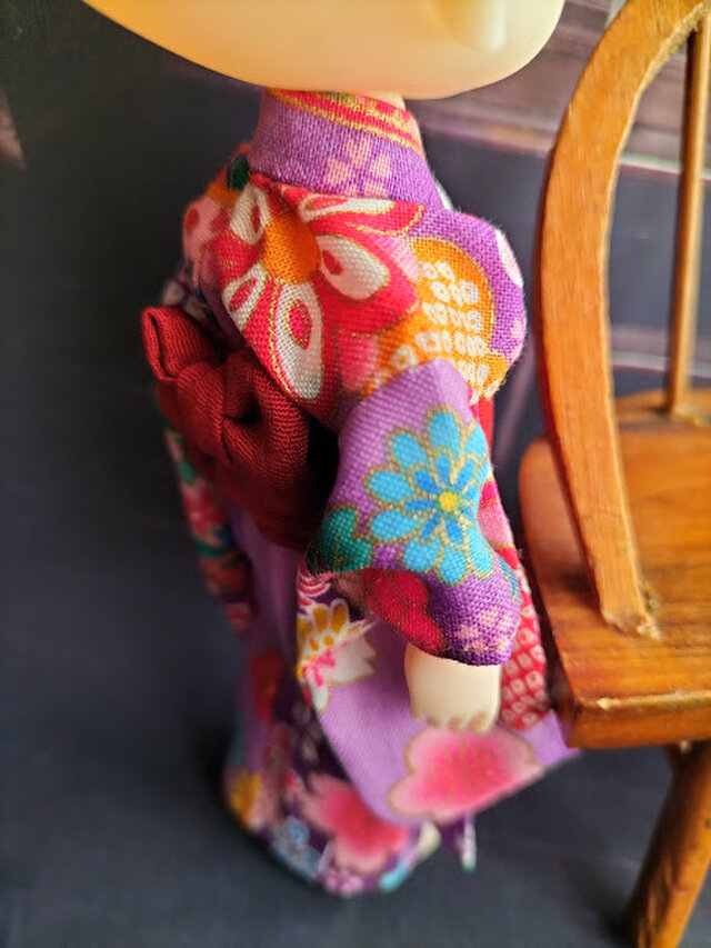 背丈15cm セリアドールの着物（6）（藤色の地に古典花柄） | iichi 日々の暮らしを心地よくするハンドメイドやアンティークのマーケットプレイス