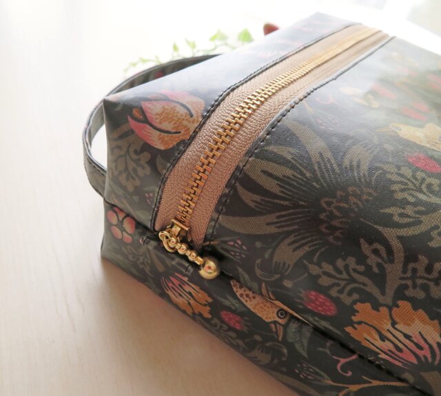 ウィリアムモリス いちご泥棒の持ち手付きボックスポーチ＊ラミネート・24cmファスナー＊ | iichi 日々の暮らしを心地よくするハンドメイドやアンティークのマーケットプレイス