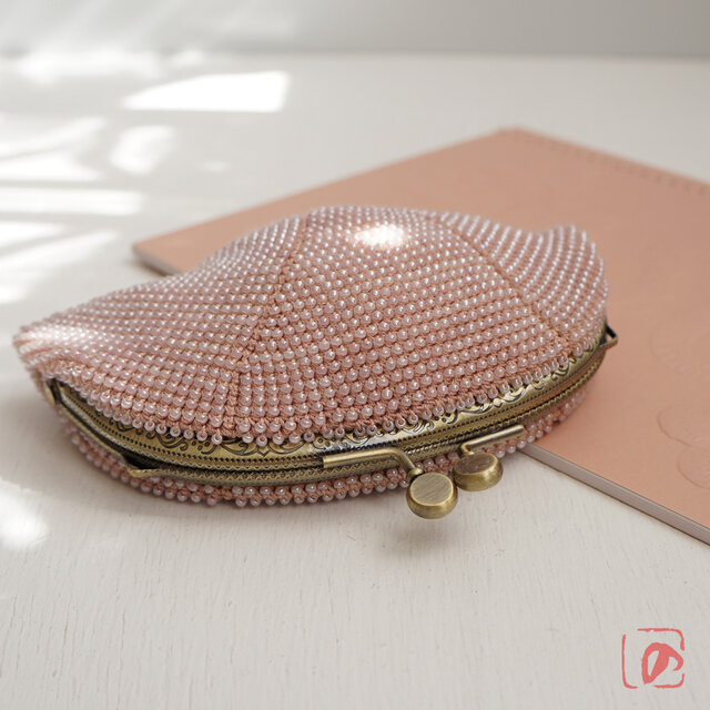 ばあば作☆シードビーズのさらに大きめがま口（rétro rose・1919） | iichi 日々の暮らしを心地よくするハンドメイドやアンティークのマーケットプレイス