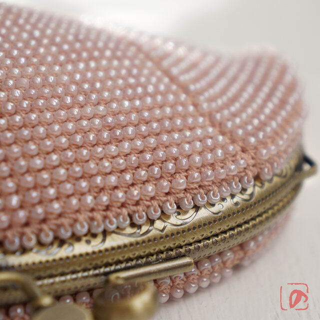 ばあば作☆シードビーズのさらに大きめがま口（rétro rose・1919） | iichi 日々の暮らしを心地よくするハンドメイドやアンティークのマーケットプレイス