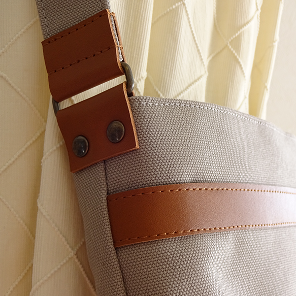 帆布と革のスリムショルダーM B5 グレー | iichi 日々の暮らしを心地よくするハンドメイドやアンティークのマーケットプレイス